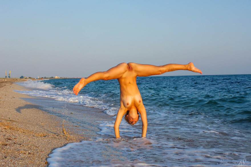 Amateur Girl Stunningtienette Clear Blue Sky